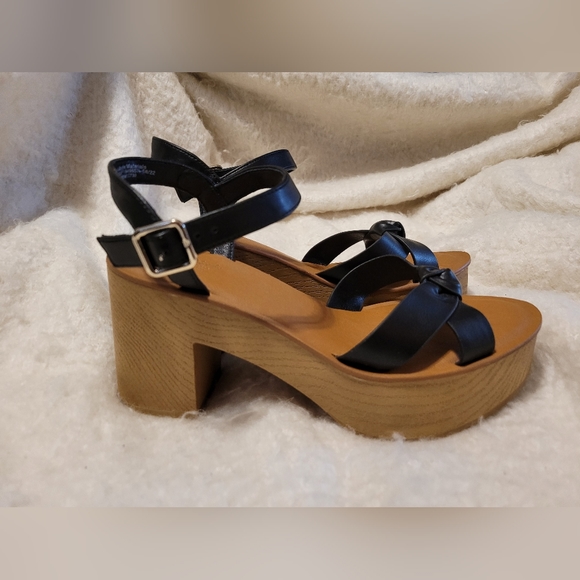 Universal Thread | Shoes | Universal Thread Valerie Sandals In Black Sz ...